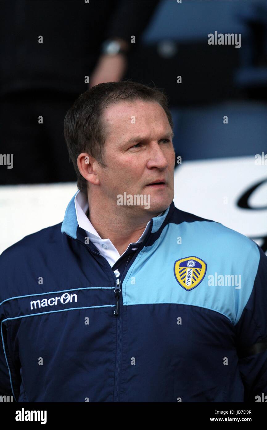 SIMON GRAYSON LEEDS UNITED MANAGER LEEDS UNITED MANAGER TURF MOOR ...