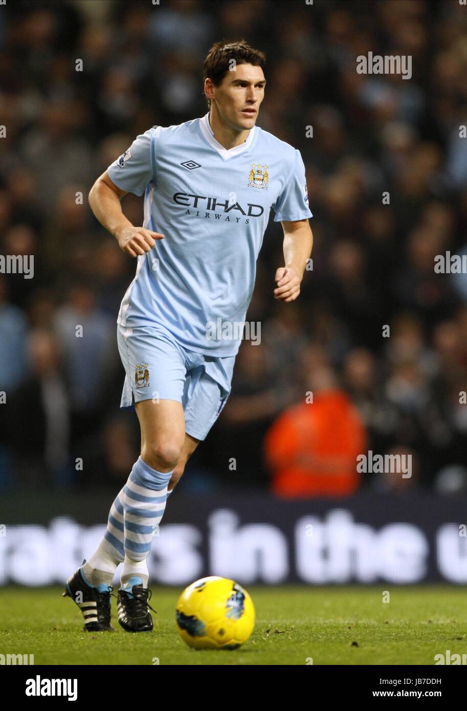 GARETH BARRY MANCHESTER CITY FC MANCHESTER CITY FC ETIHAD STADIUM ...