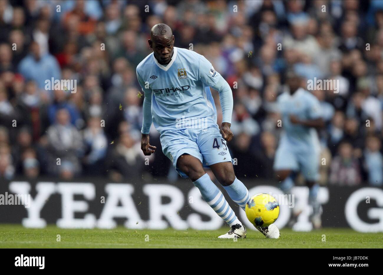 MARIO BALOTELLI MANCHESTER CITY FC MANCHESTER CITY FC ETIHAD STADIUM ...