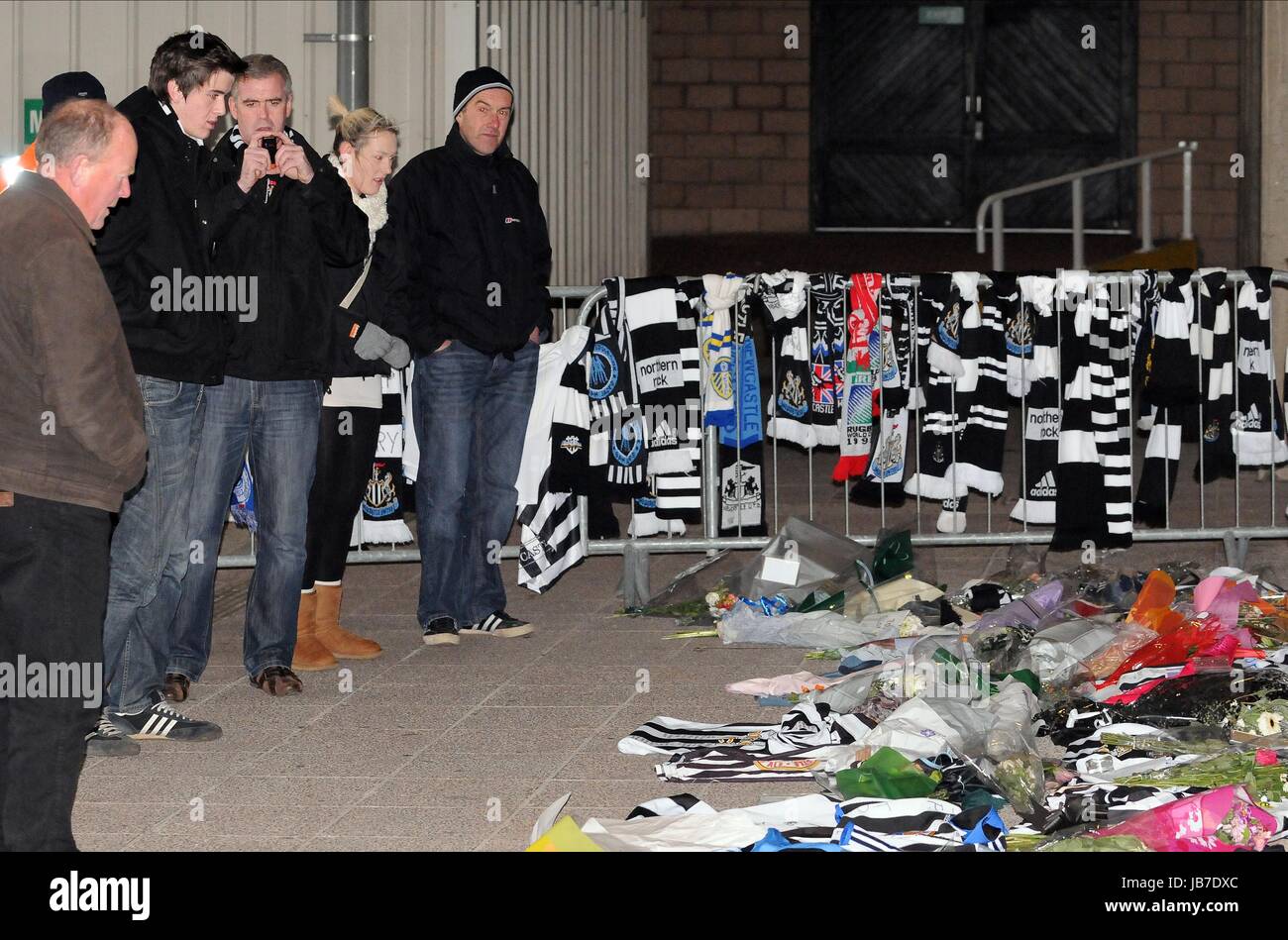 NEWCASTLE FANS PAY TRIBUTE TO NEWCASTLE V CHELSEA FC ST JAMES PARK ...