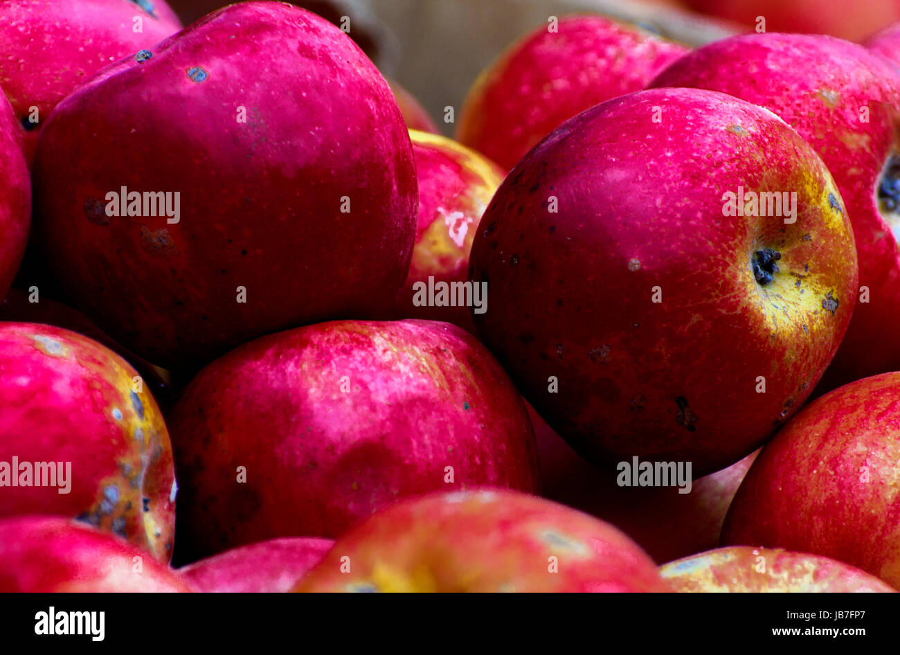 Red apples in a wooden box. Group of red apples Stock Photo - Alamy