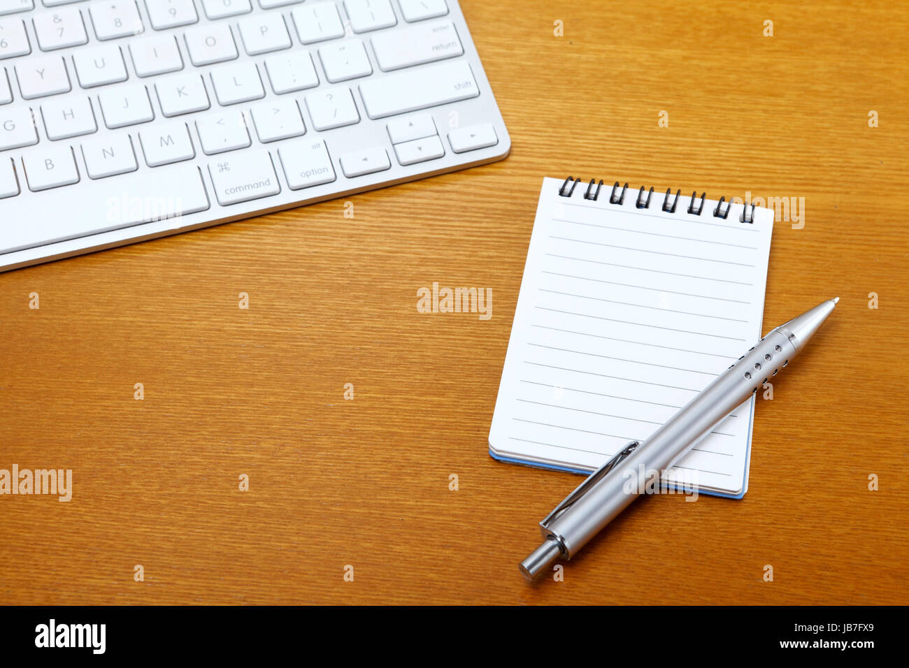 Notepad and computer keyboard Stock Photo - Alamy