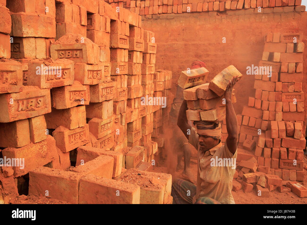 A laborer works at brickfield at Khulna, Bangladesh Stock Photo - Alamy