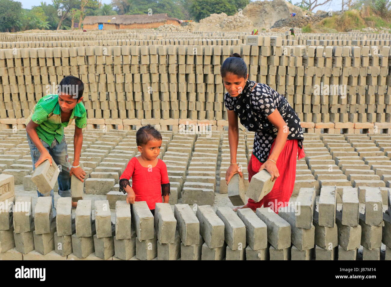 Child work bangladesh brick hi-res stock photography and images - Alamy
