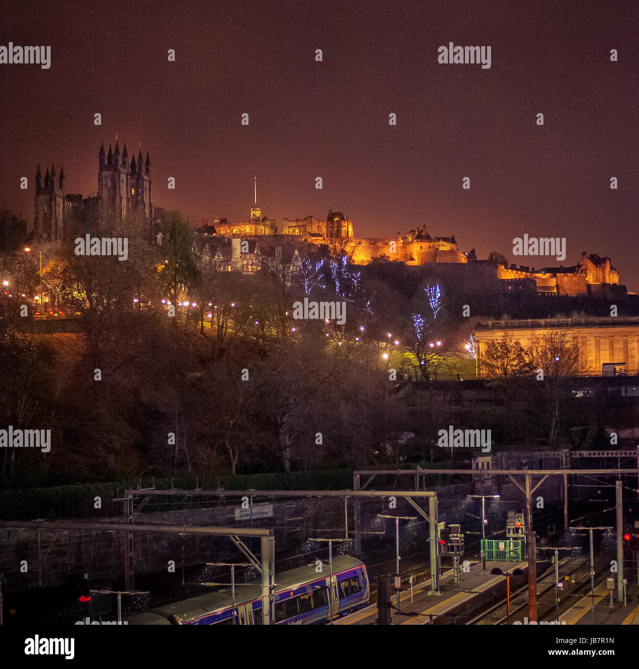Victoria street at night edinburgh hi-res stock photography and images ...