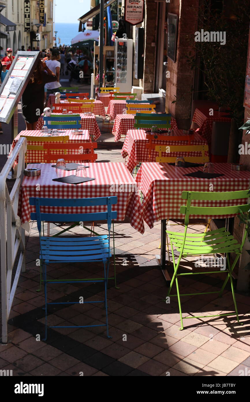 Side street cafe hi-res stock photography and images - Alamy