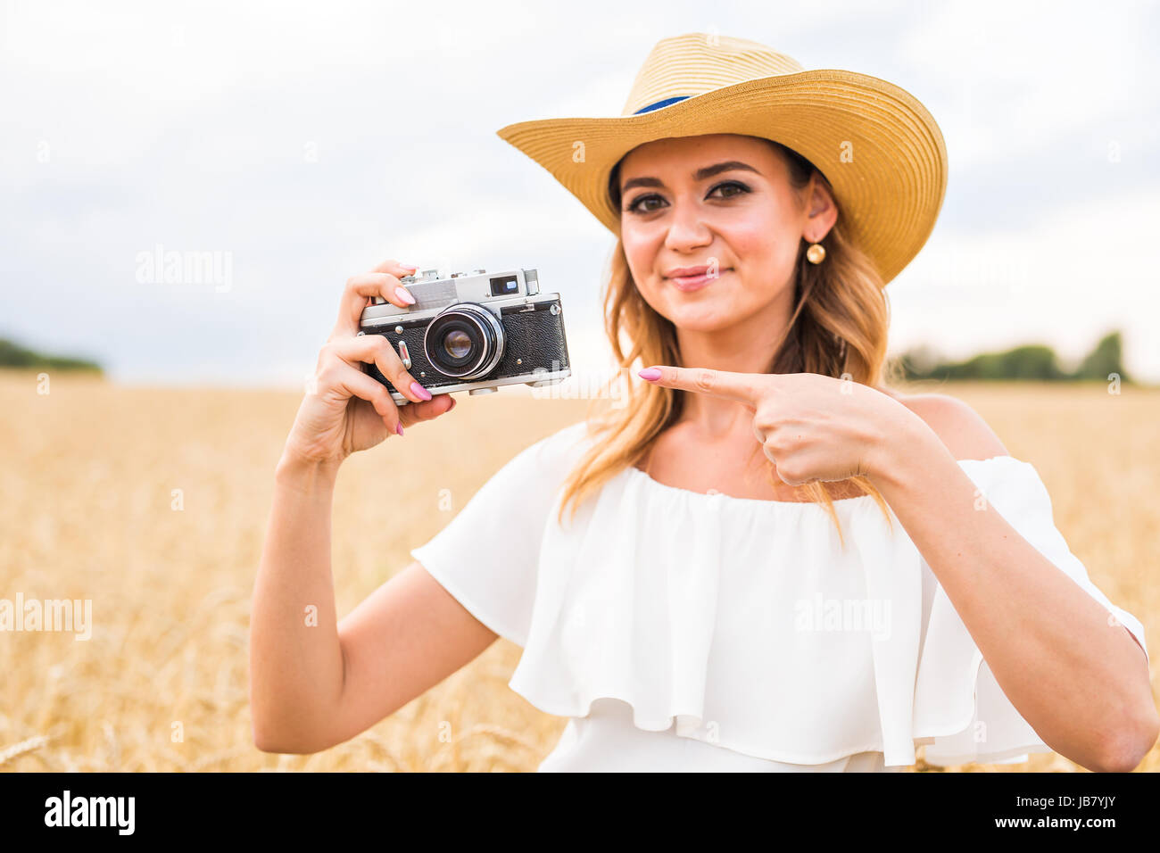 Retro photographer using old camera Stock Photo - Alamy