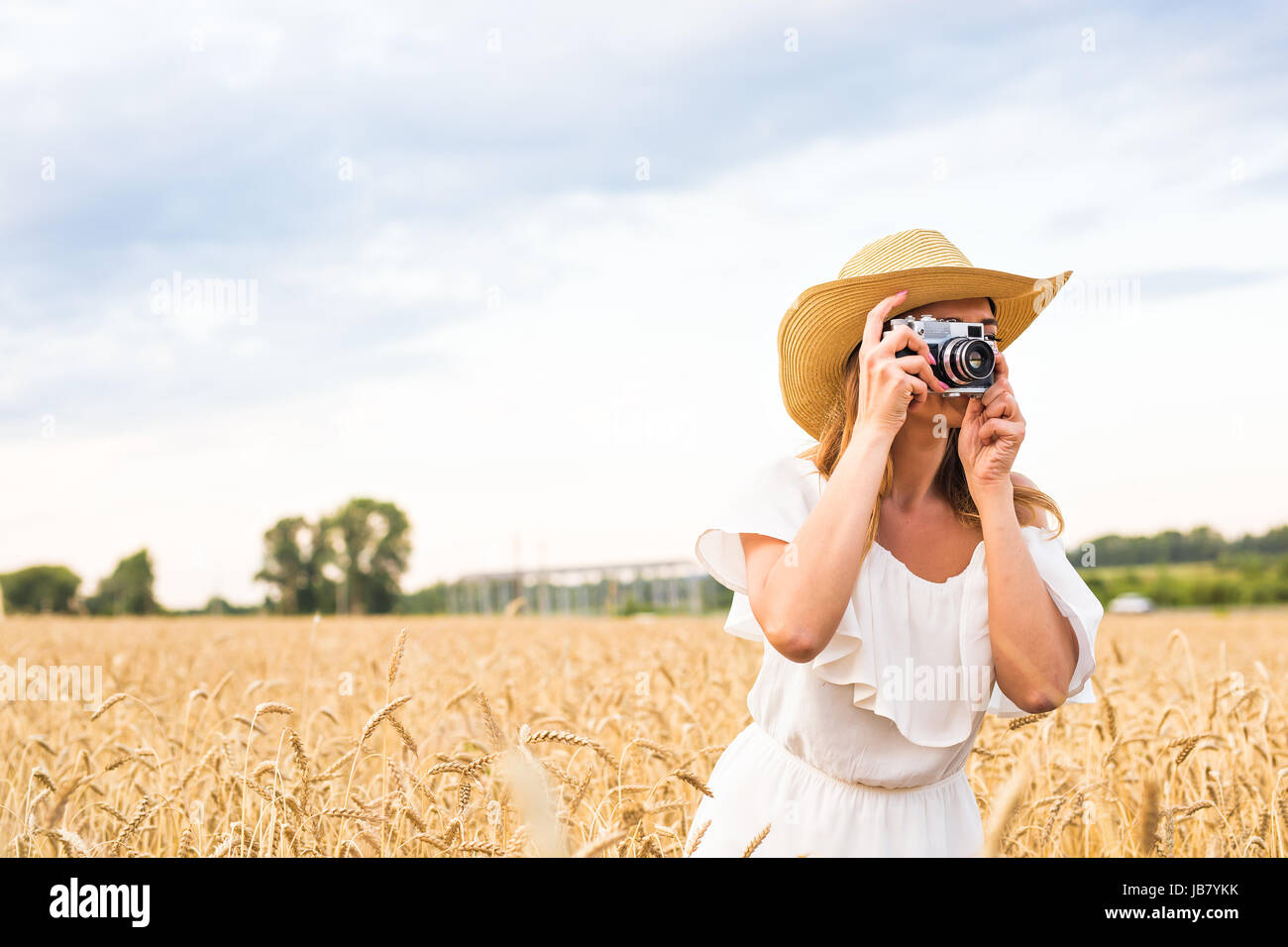 Retro photographer using old camera Stock Photo - Alamy