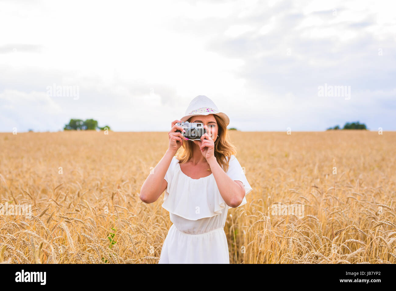 Retro photographer using old camera Stock Photo - Alamy