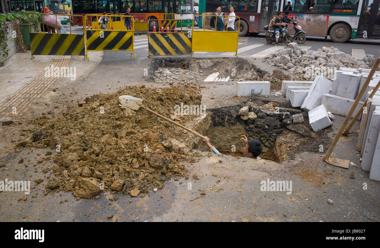 Man digging hole in road hi-res stock photography and images - Alamy