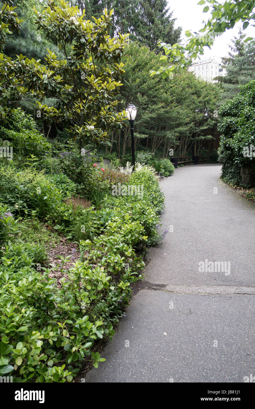 Zoo pathway hi-res stock photography and images - Alamy