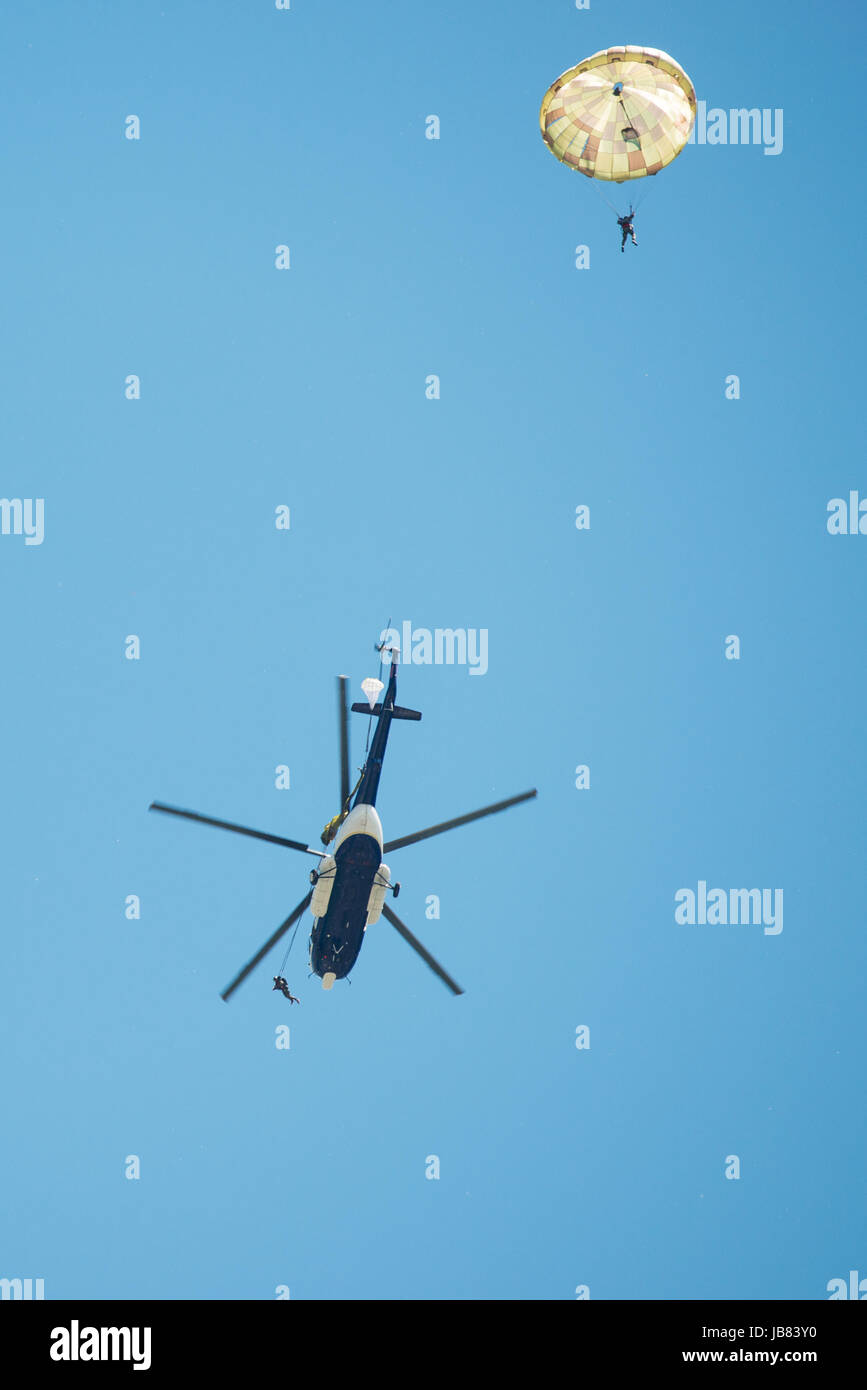 Paratrooper jump plane hi-res stock photography and images - Alamy