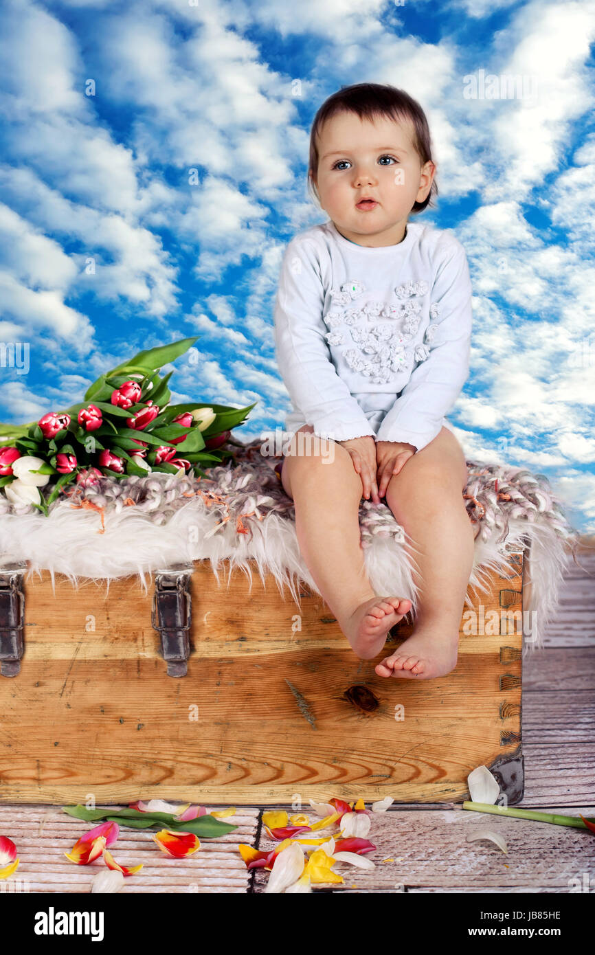 Skin to skin baby on chest hi-res stock photography and images - Alamy