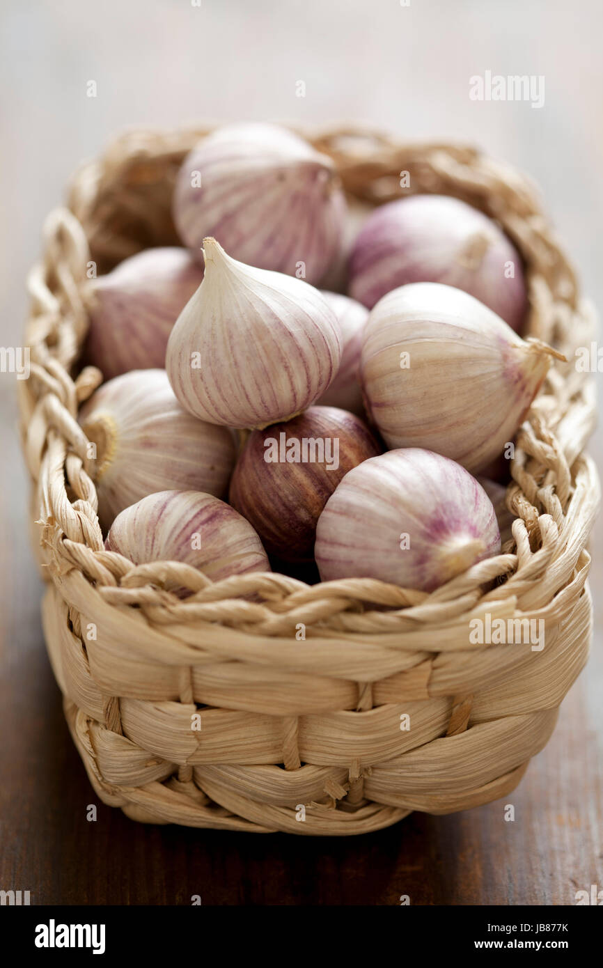chinese garlic in a traditional wicker tray Stock Photo - Alamy