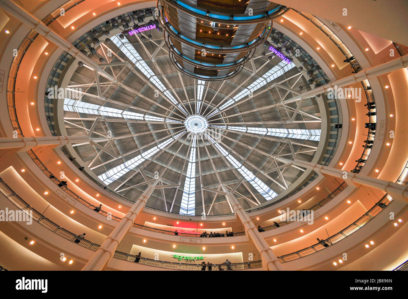Centre commercial suria klcc hi-res stock photography and images - Alamy
