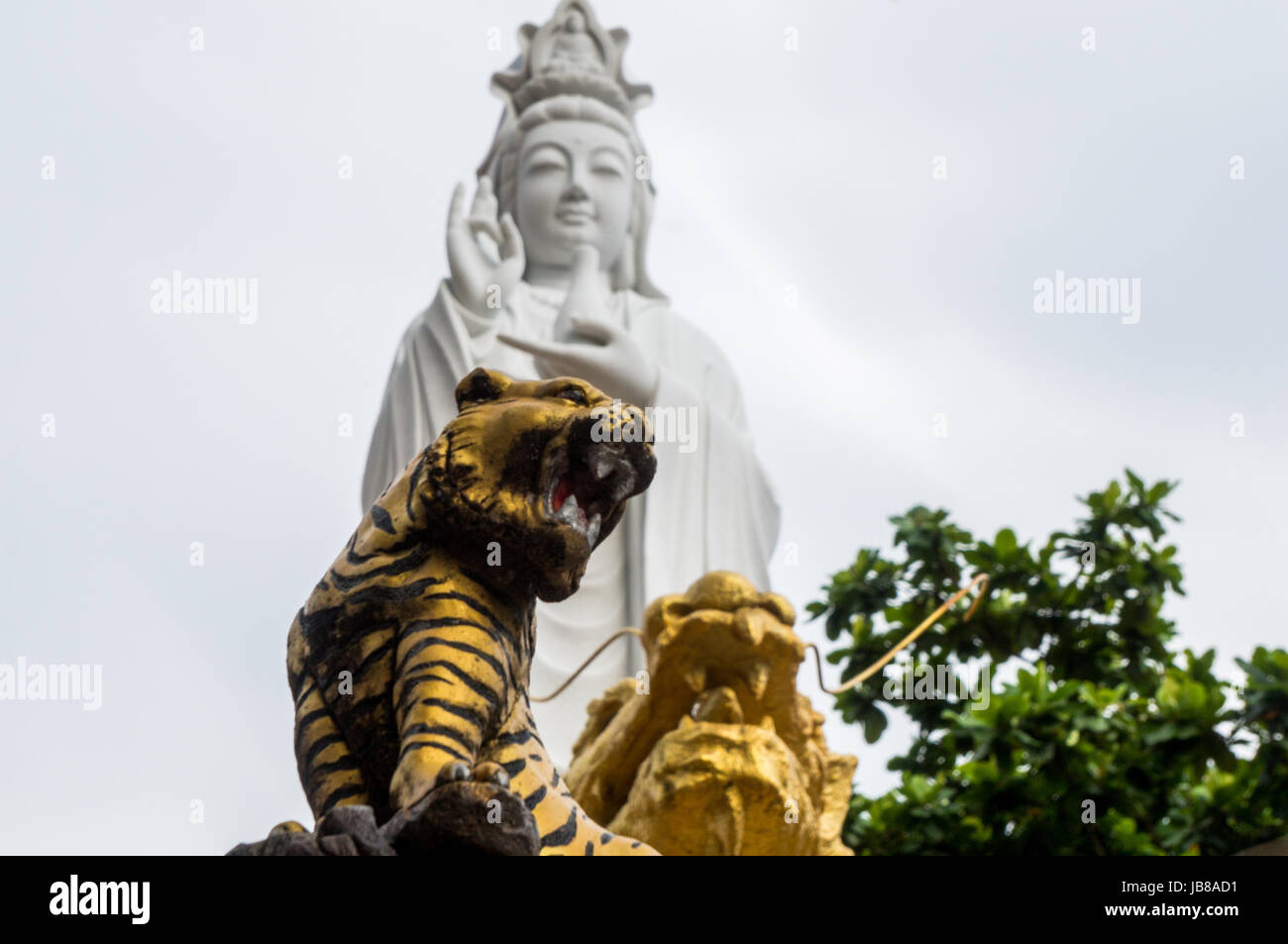 Tall buddhist statues hi-res stock photography and images - Alamy