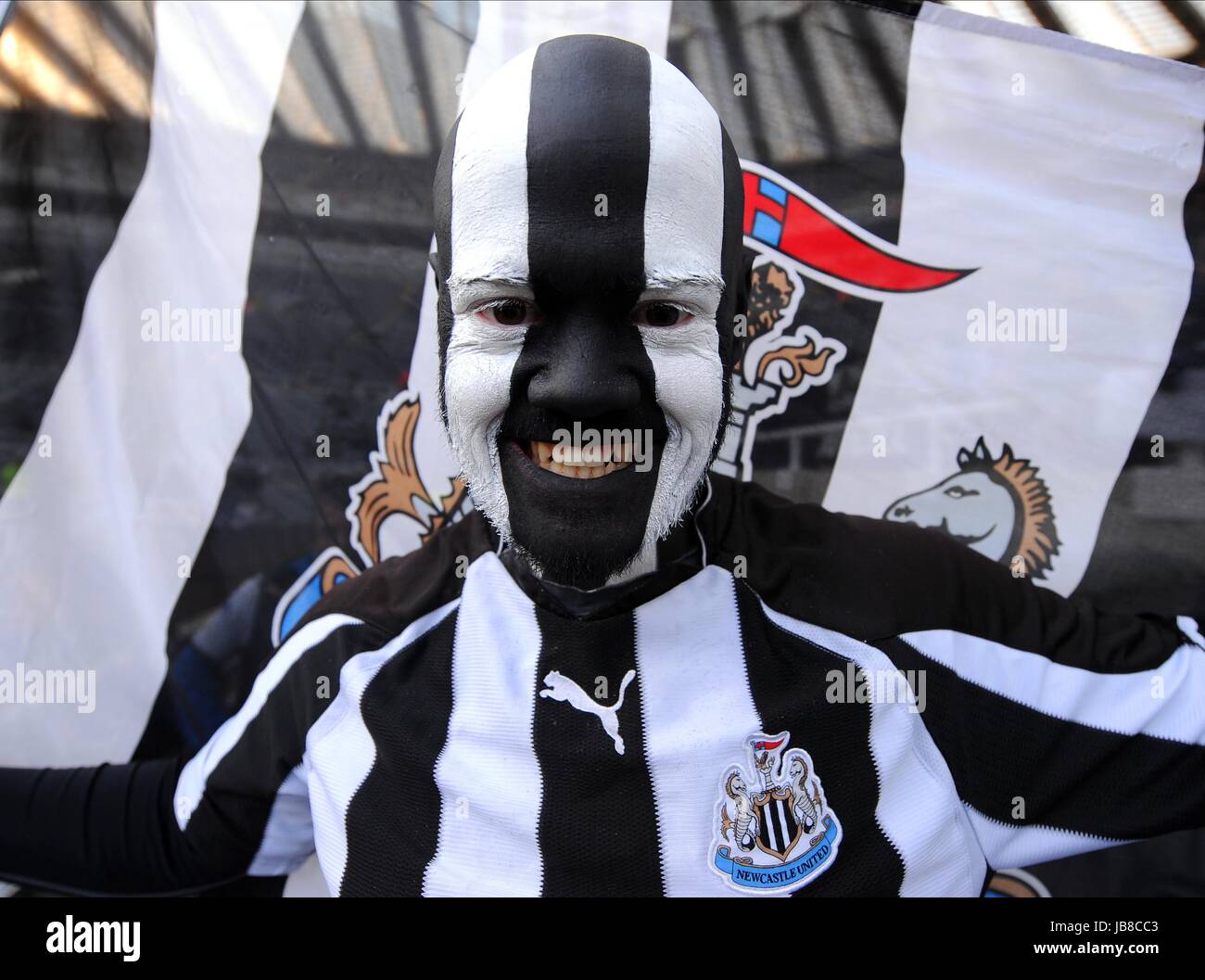 NEWCASTLE FAN WITH PAINTED FAC NEWCASTLE V SWANSEA NEWCASTLE V SWANSEA ...