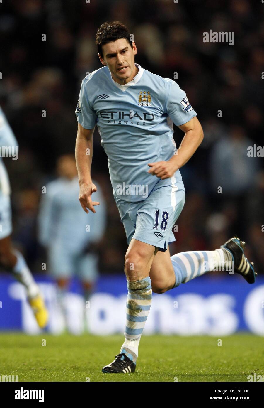 GARETH BARRY MANCHESTER CITY FC ETIHAD STADIUM MANCHESTER ENGLAND 18 ...