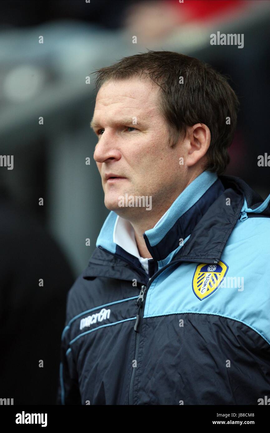 SIMON GRAYSON LEEDS UNITED MANAGER LEEDS UNITED MANAGER PRIDE PARK ...