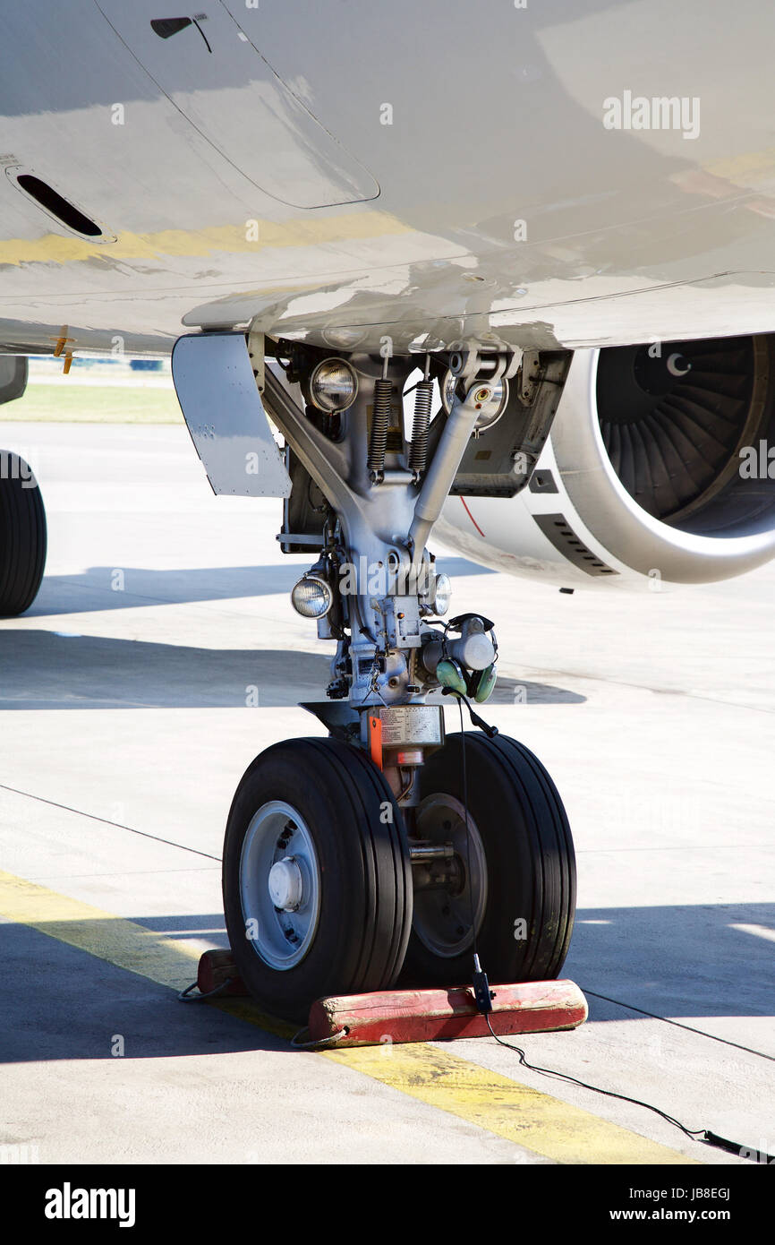 Aircraft Undercarriage Stock Photos & Aircraft Undercarriage Stock ...