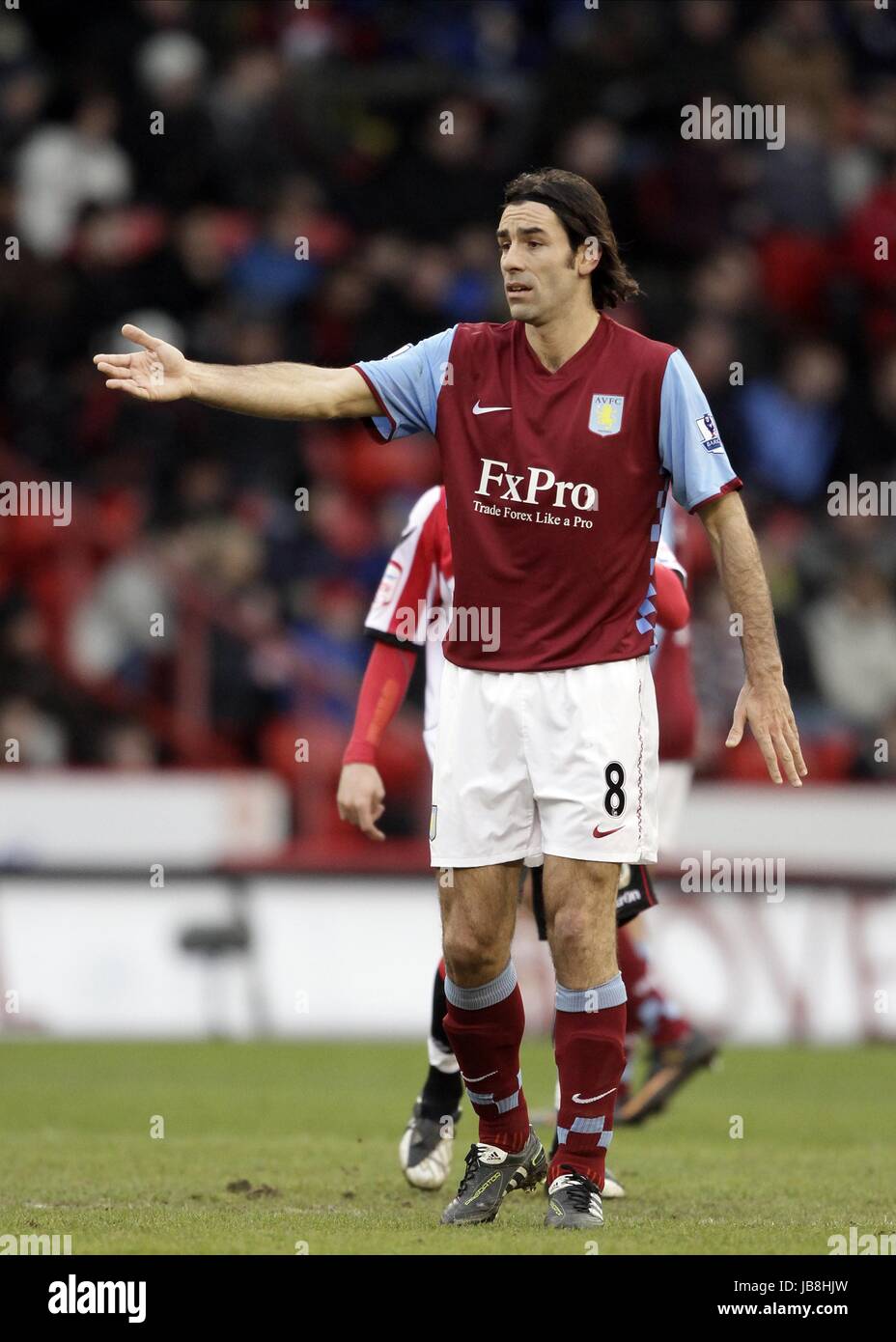 Robert pires aston villa hi-res stock photography and images - Alamy