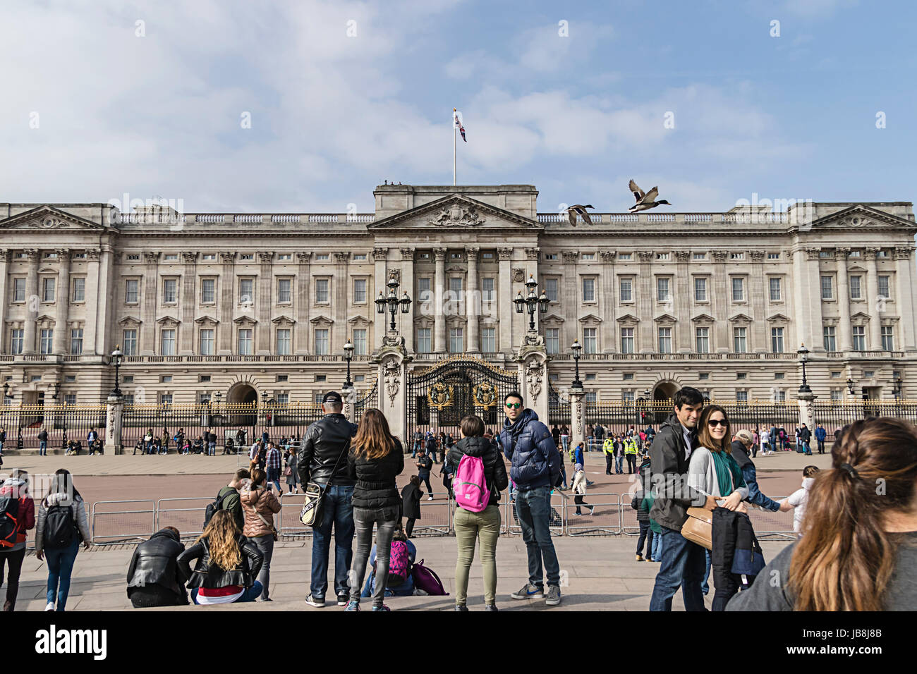 Crowd Outside Buckingham Palace, London Stock Photo - Alamy