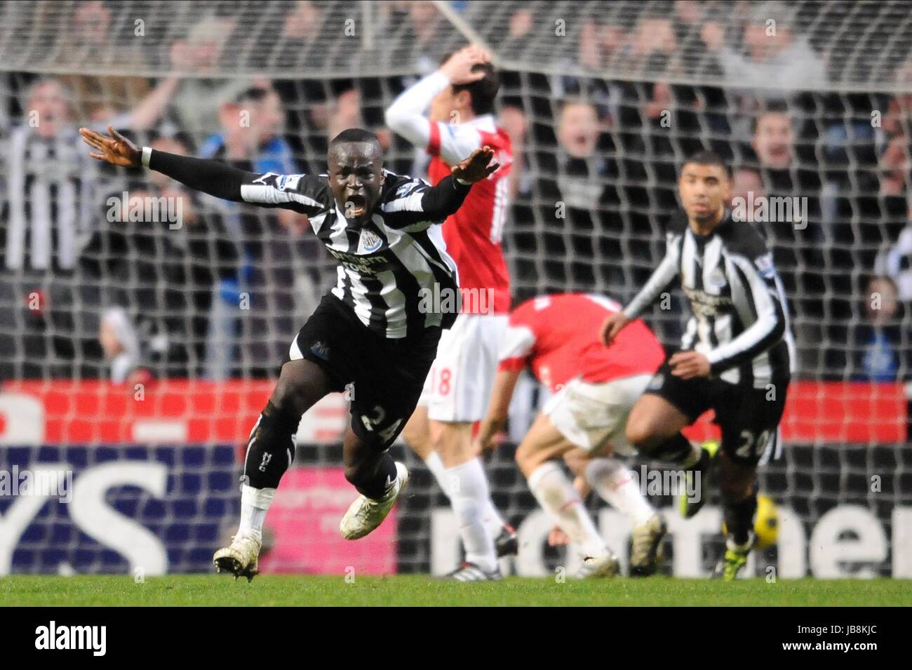 CHEIK TIOTE SCORES 4.4 NEWCASTLE V ARSENAL ST JAMES PARK NEWCASTLE ...