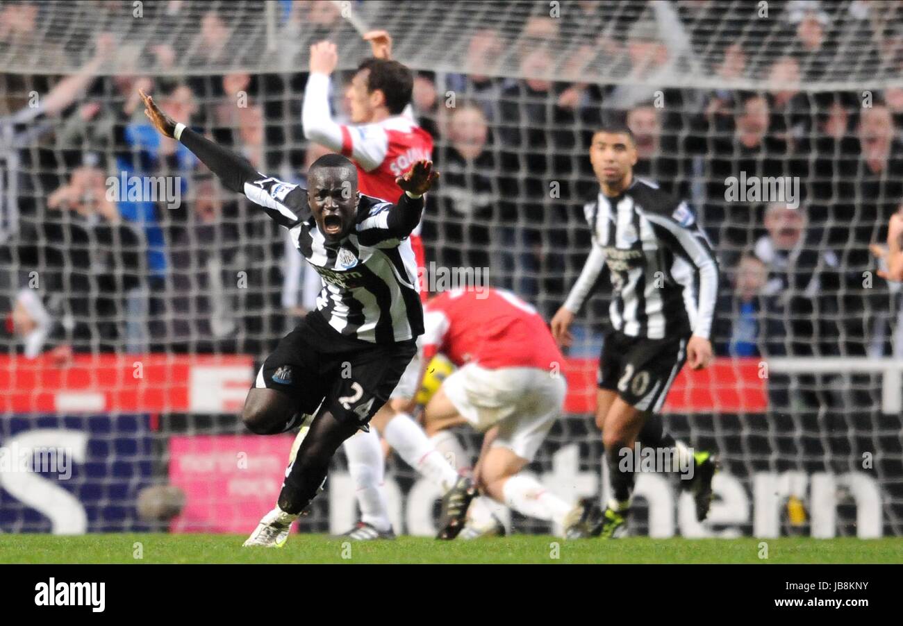 CHEIK TIOTE SCORES 4.4 NEWCASTLE V ARSENAL NEWCASTLE V ARSENAL ST JAMES ...