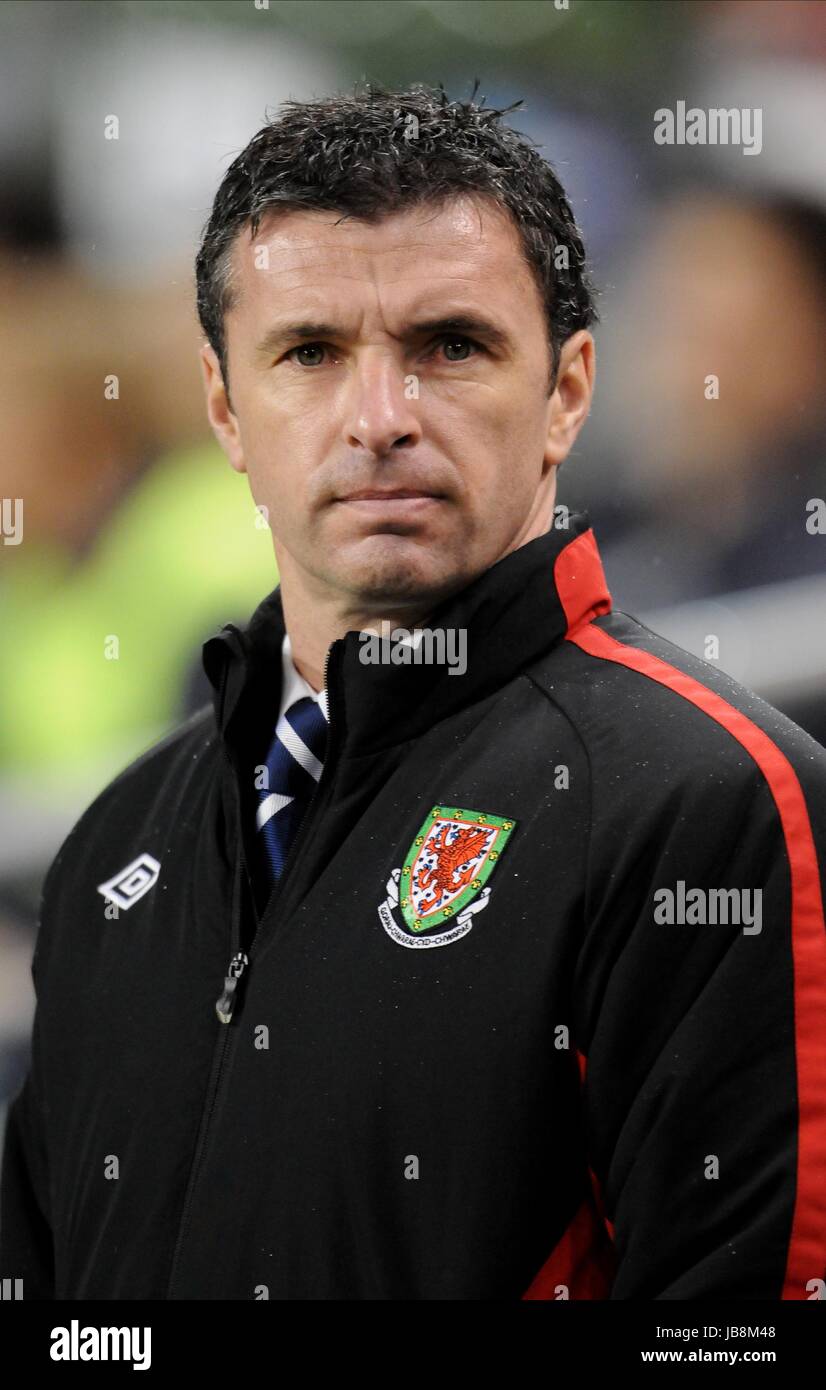 Gary speed wales manager hi-res stock photography and images - Alamy