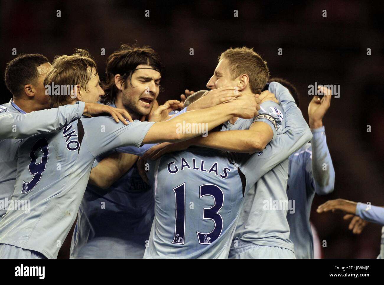 MICHAEL DAWSON TEAM CELEBRATE TOTTENHAM HOTSPUR FC TOTTENHAM HOTSPUR FC ...