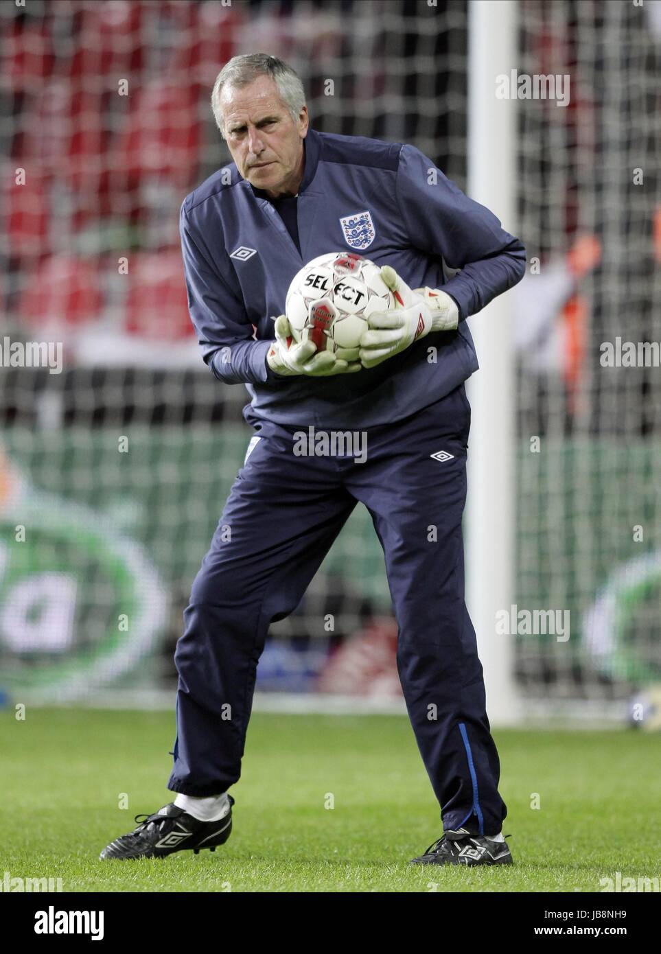 RAY CLEMENCE ENGLAND GOALKEEPING COACH ENGLAND GOALKEEPING COACH PARKEN ...
