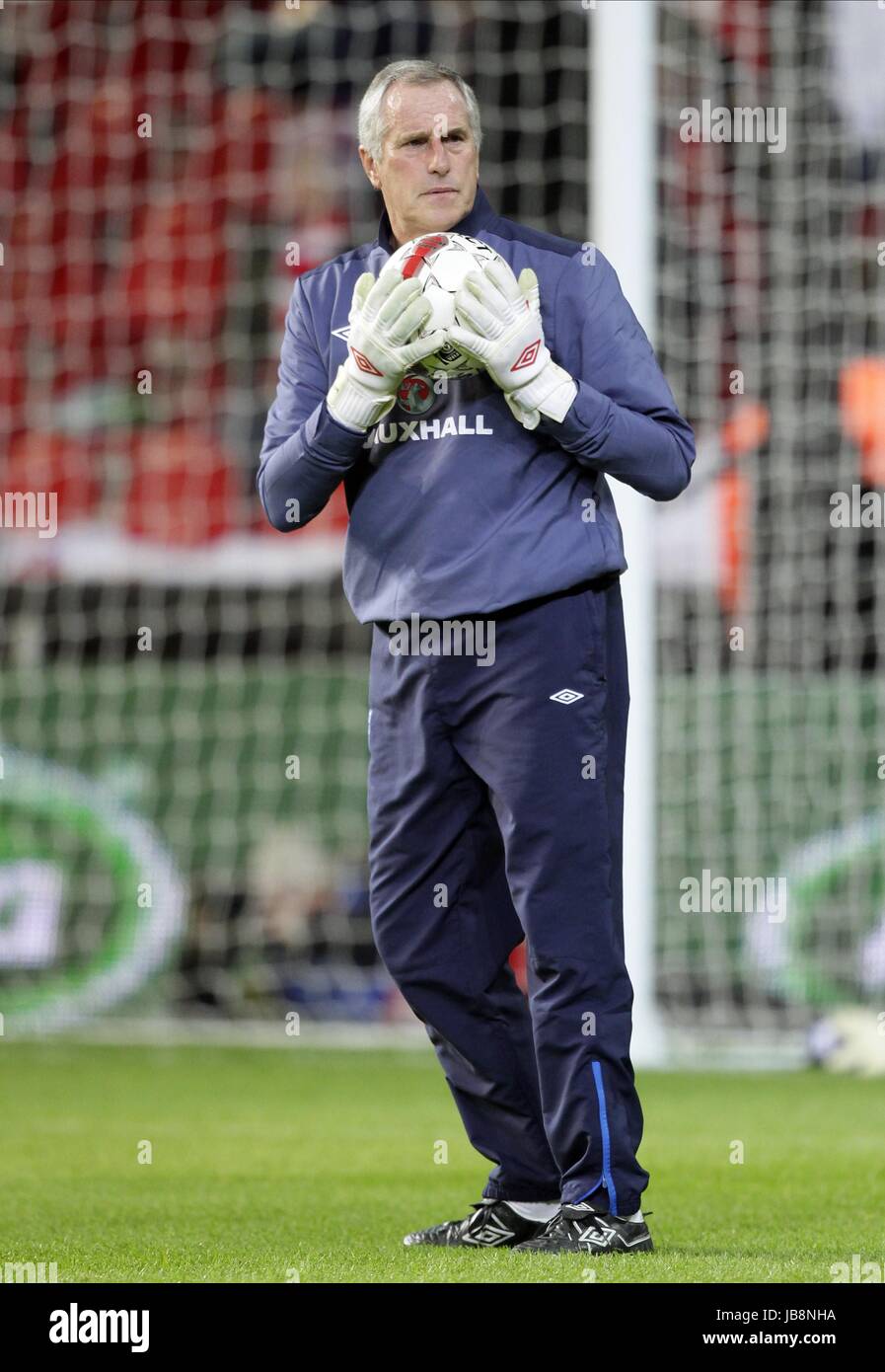 RAY CLEMENCE ENGLAND GOALKEEPING COACH ENGLAND GOALKEEPING COACH PARKEN ...