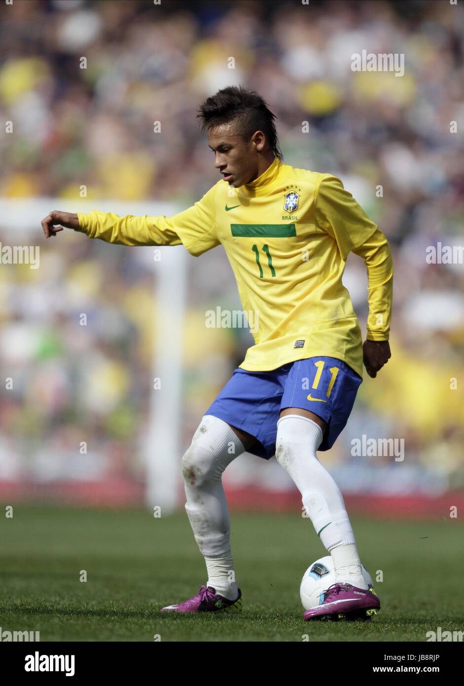 NEYMAR BRAZIL SANTOS BRAZIL & SANTOS EMIRATES STADIUM LONDON ENGLAND 27 ...