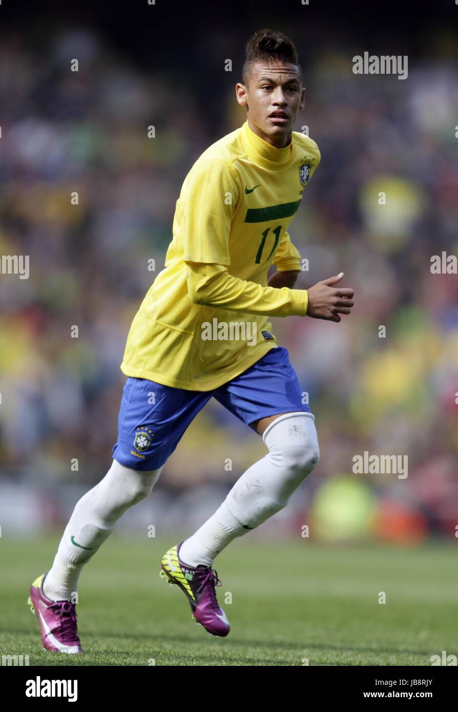 NEYMAR BRAZIL SANTOS BRAZIL & SANTOS EMIRATES STADIUM LONDON ENGLAND 27 ...