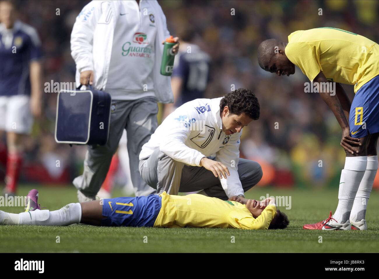 NEYMAR BRAZIL SANTOS BRAZIL & SANTOS EMIRATES STADIUM LONDON ENGLAND 27 ...