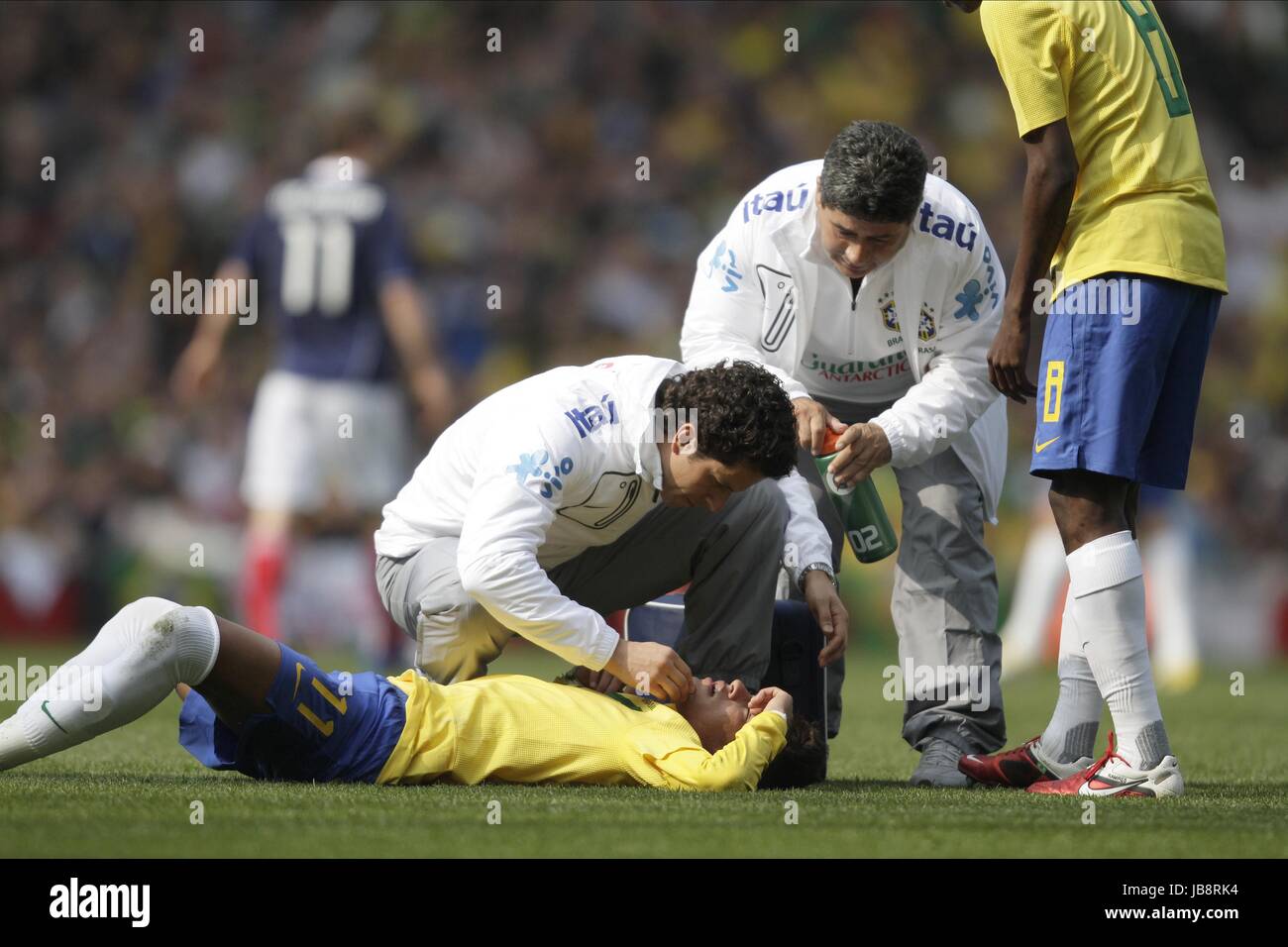 NEYMAR BRAZIL SANTOS BRAZIL & SANTOS EMIRATES STADIUM LONDON ENGLAND 27 ...