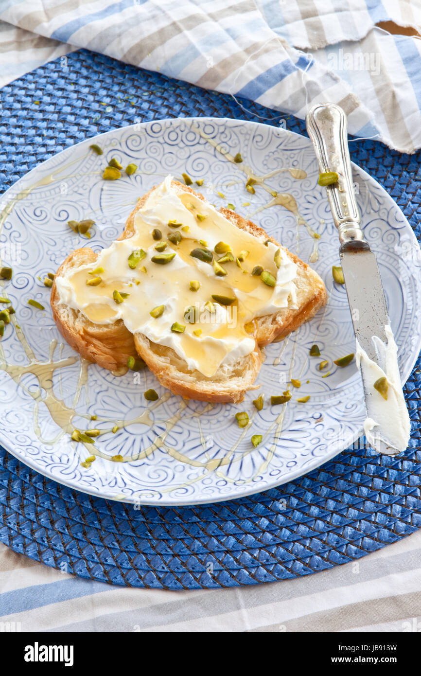 Eine Scheibe Brioche mit Frischkaese und Honig Stock Photo - Alamy