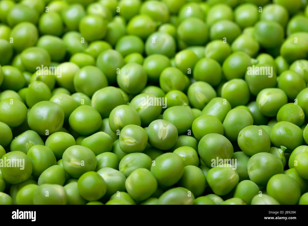 Green peas, big pile closeup Stock Photo - Alamy