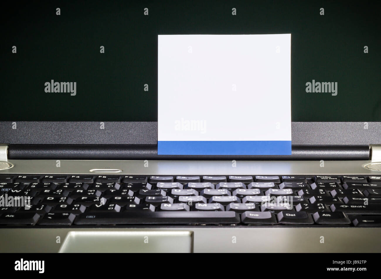 Closeup blank reminder notepad on latop screen Stock Photo - Alamy