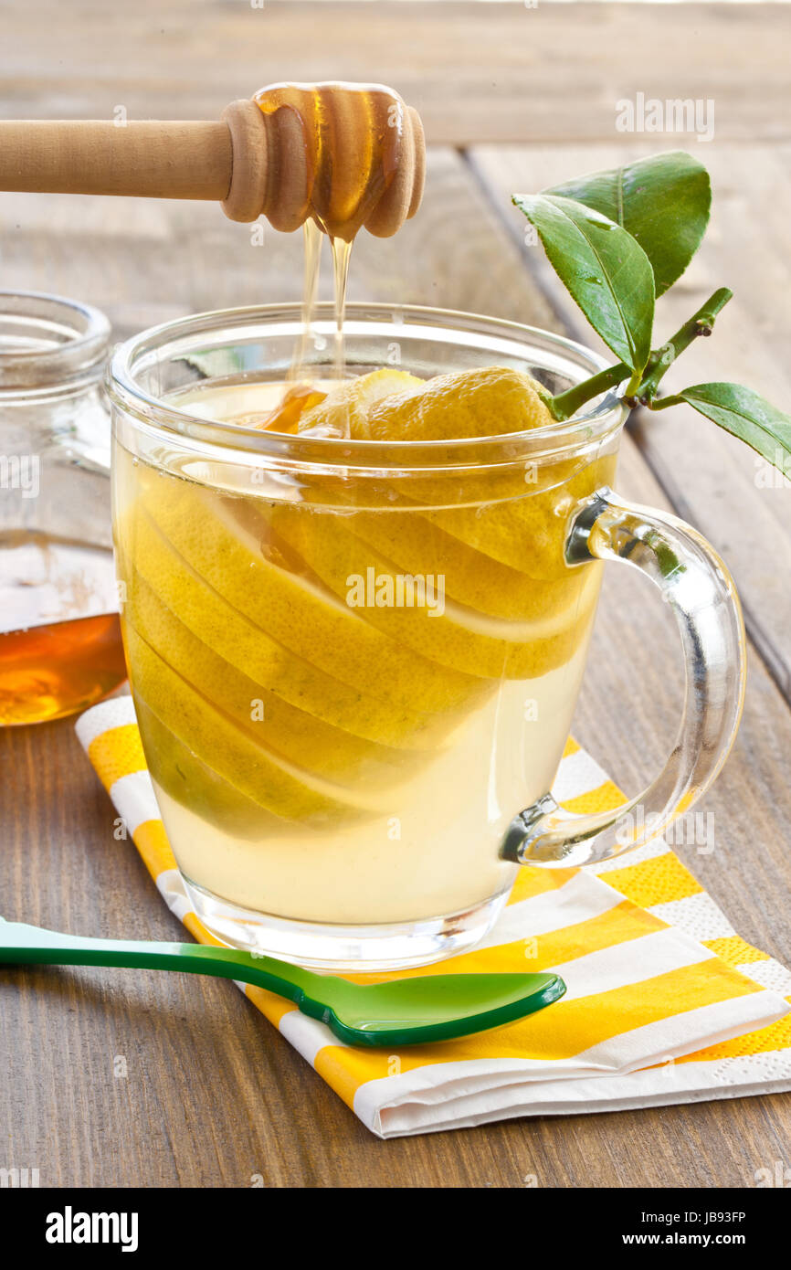 Tasse aus Glas mit heisser Zitrone und Honig Stock Photo - Alamy