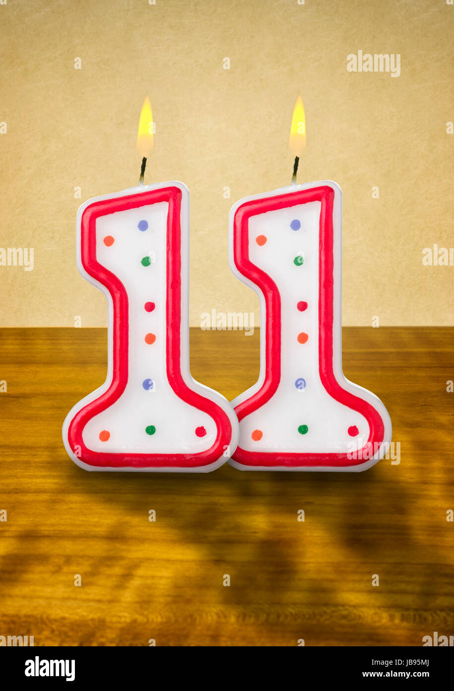 Brennende Geburtstagskerzen Nummer 11 Stock Photo - Alamy
