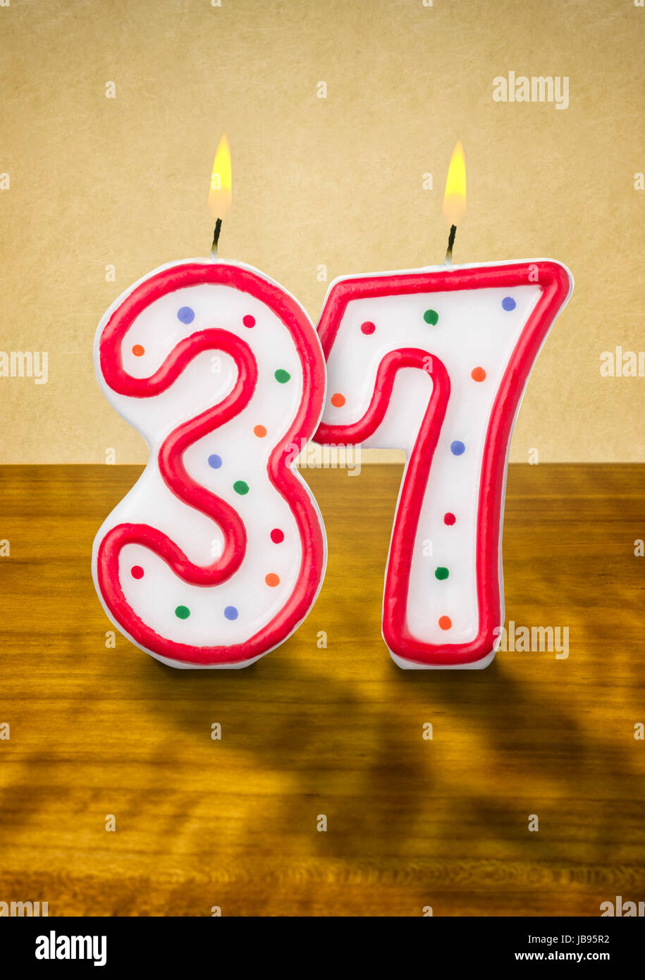 Brennende Geburtstagskerzen Nummer 37 Stock Photo - Alamy