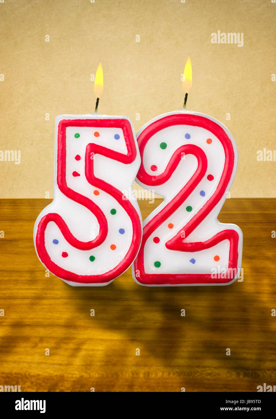 Brennende Geburtstagskerzen Nummer 52 Stock Photo - Alamy