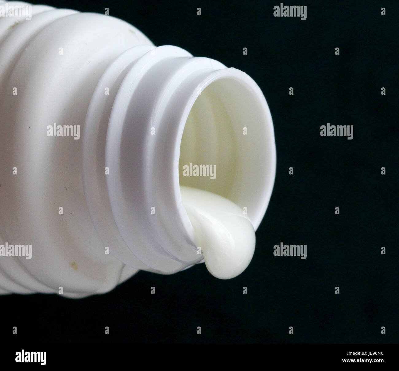 Pouring shampoo hi-res stock photography and images - Alamy