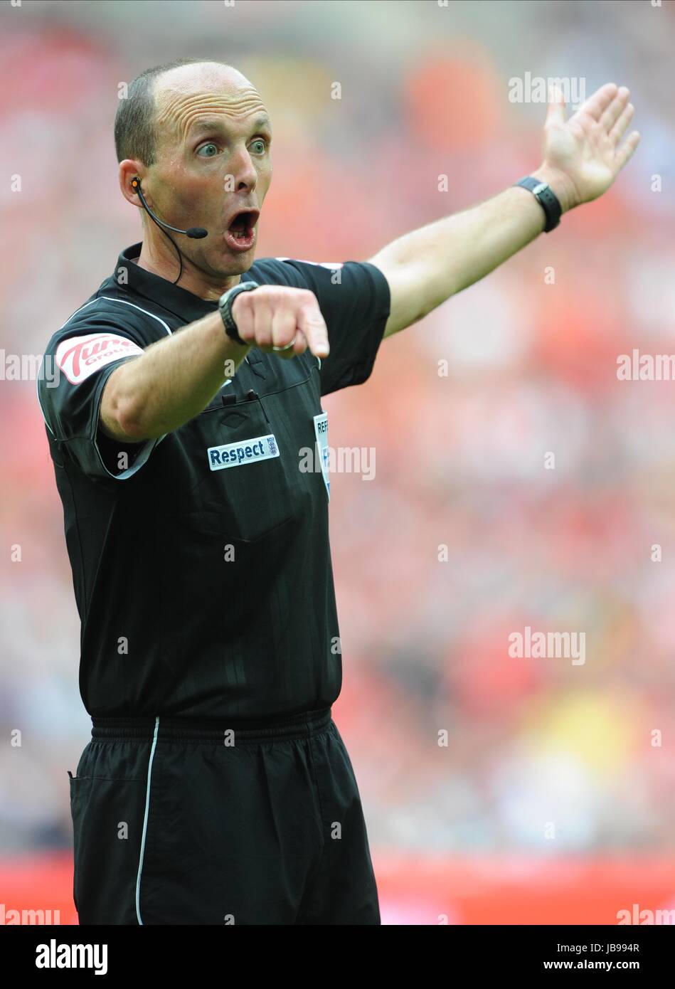 MIKE DEAN REFEREE WEMBLEY STADIUM LONDON ENGLAND 16 April 2011 Stock ...