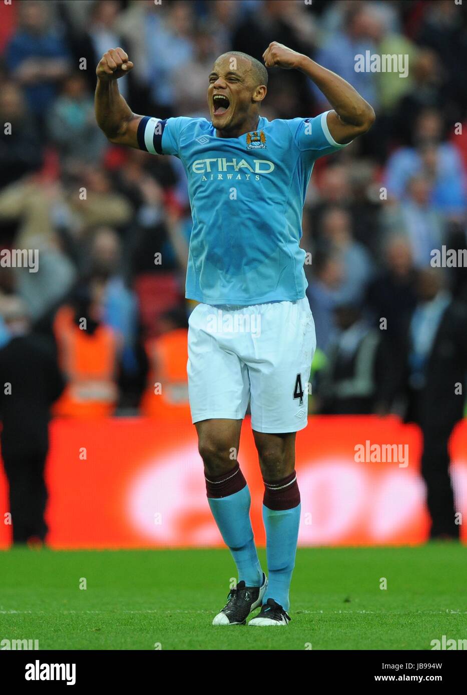 VINCENT KOMPANY CELEBRATES AT MANCHESTER CITY FC WEMBLEY STADIUM LONDON ...