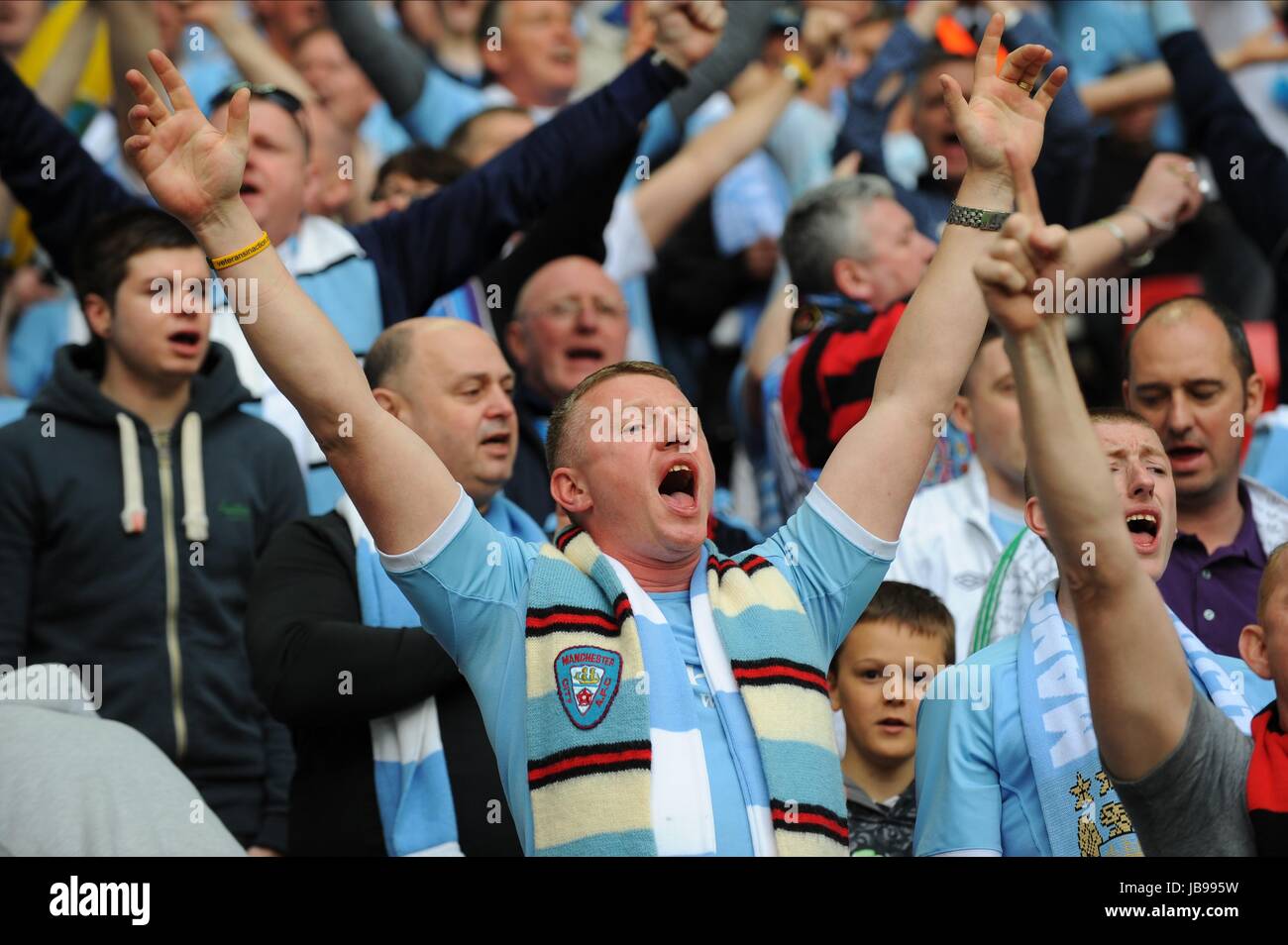 MANCHESTER CITY FANS MANCHESTER CITY V MANCHESTER WEMBLEY STADIUM ...