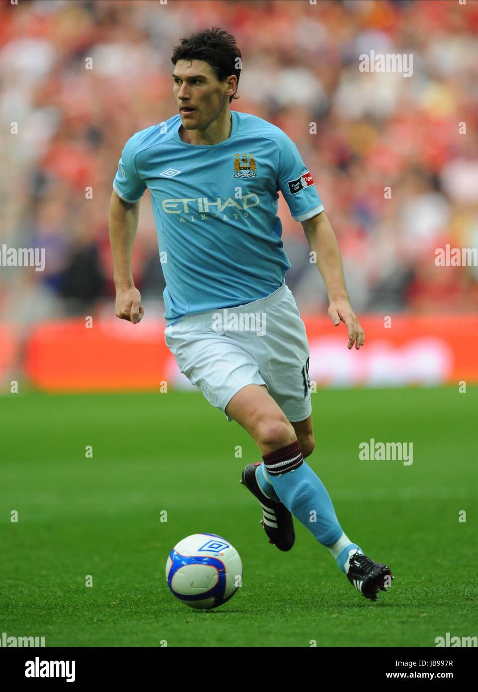 GARETH BARRY MANCHESTER CITY FC WEMBLEY STADIUM LONDON ENGLAND 16 April ...