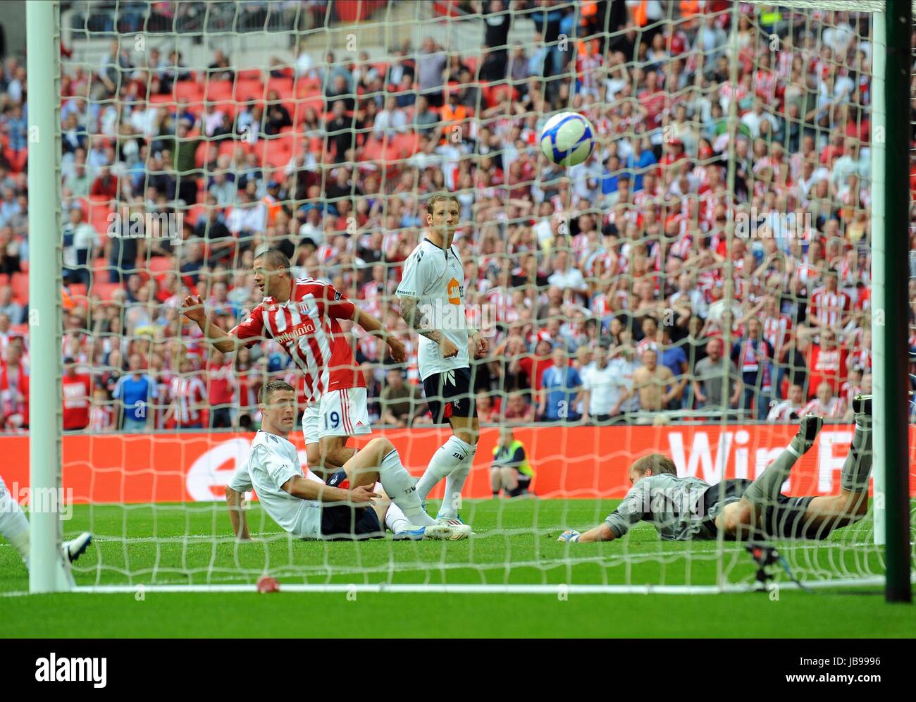 JONATHAN WALTERS SCORES THE 5T STOKE CITY FC WEMBLEY STADIUM LONDON ENGLAND 17 April 2011 Stock ...