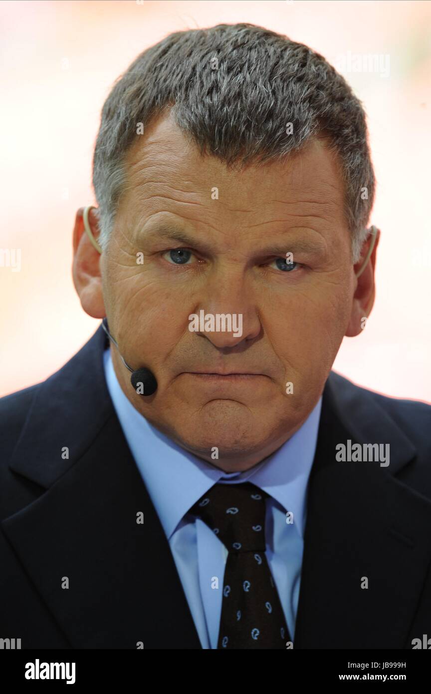 RAY STUBBS TV PRESENTER WEMBLEY STADIUM LONDON ENGLAND 17 April 2011 ...